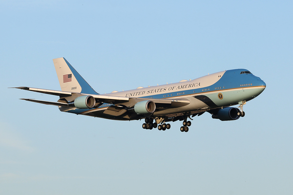 Arrivée du Boeing VC-25A "Air Force One" à l'aéroport Paris Orly ...